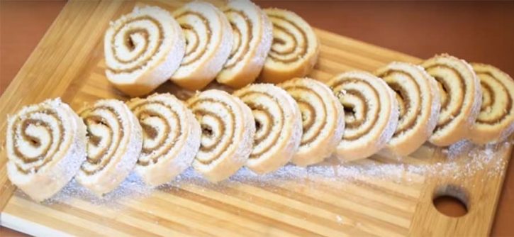 Vynikající rolka s marmeládou, připravená za pouhých 30 minut ...