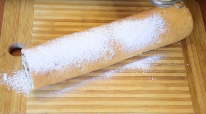 Vynikající rolka s marmeládou, připravená za pouhých 30 minut ...