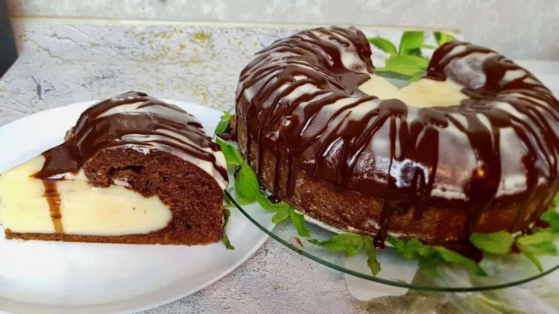 Vulkán s čokoládovou horou na kraji, krémovým jádrem a smetanovou lávou ...