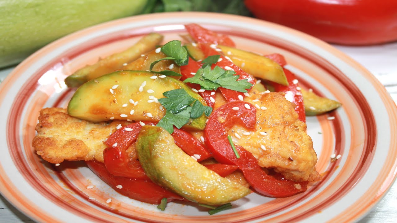 Pečené kuřecí řízečky se zeleninovým salátem - VařímeDobroty.cz