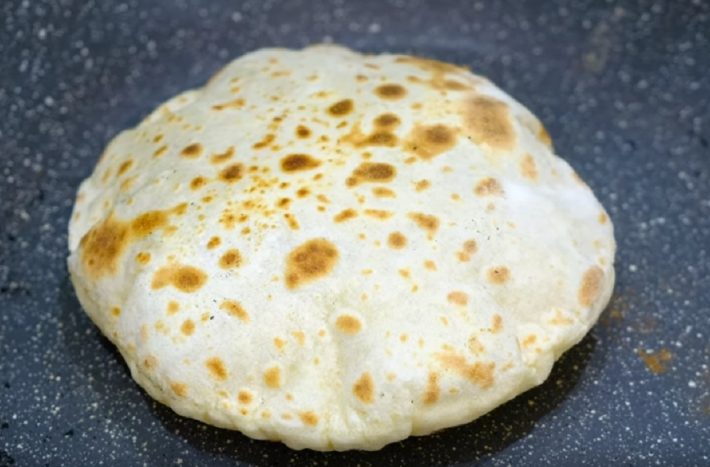 Jednoduchý recept na domácí chlebové placky pita - VařímeDobroty.cz