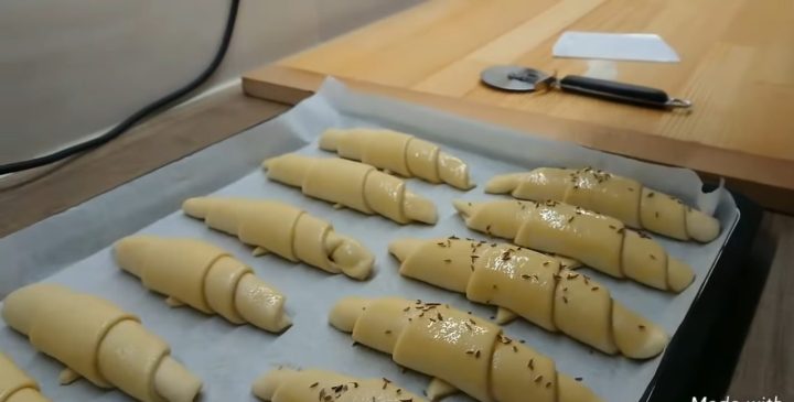 Domácí klasický tukový rohlík lepší než z pekárny - VařímeDobroty.cz