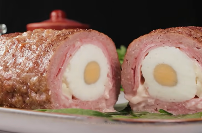 Masová roláda se sýrem, šunkou a dlouhým vařeným vajíčkem ...