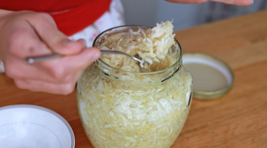 Zimní zelný salát jen ze tří ingrediencí - VařímeDobroty.cz
