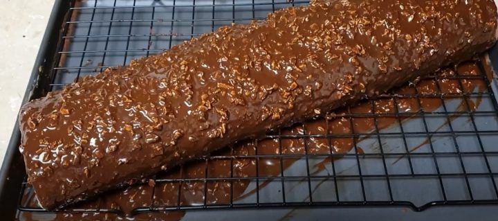 Roláda ve stylu Snickers - VařímeDobroty.cz