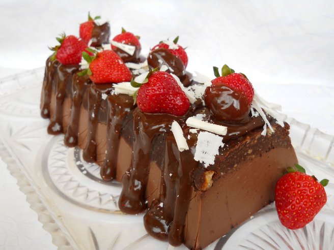 Nepečený čokoládový chlebíček s polevou a jahodami - VařímeDobroty.cz