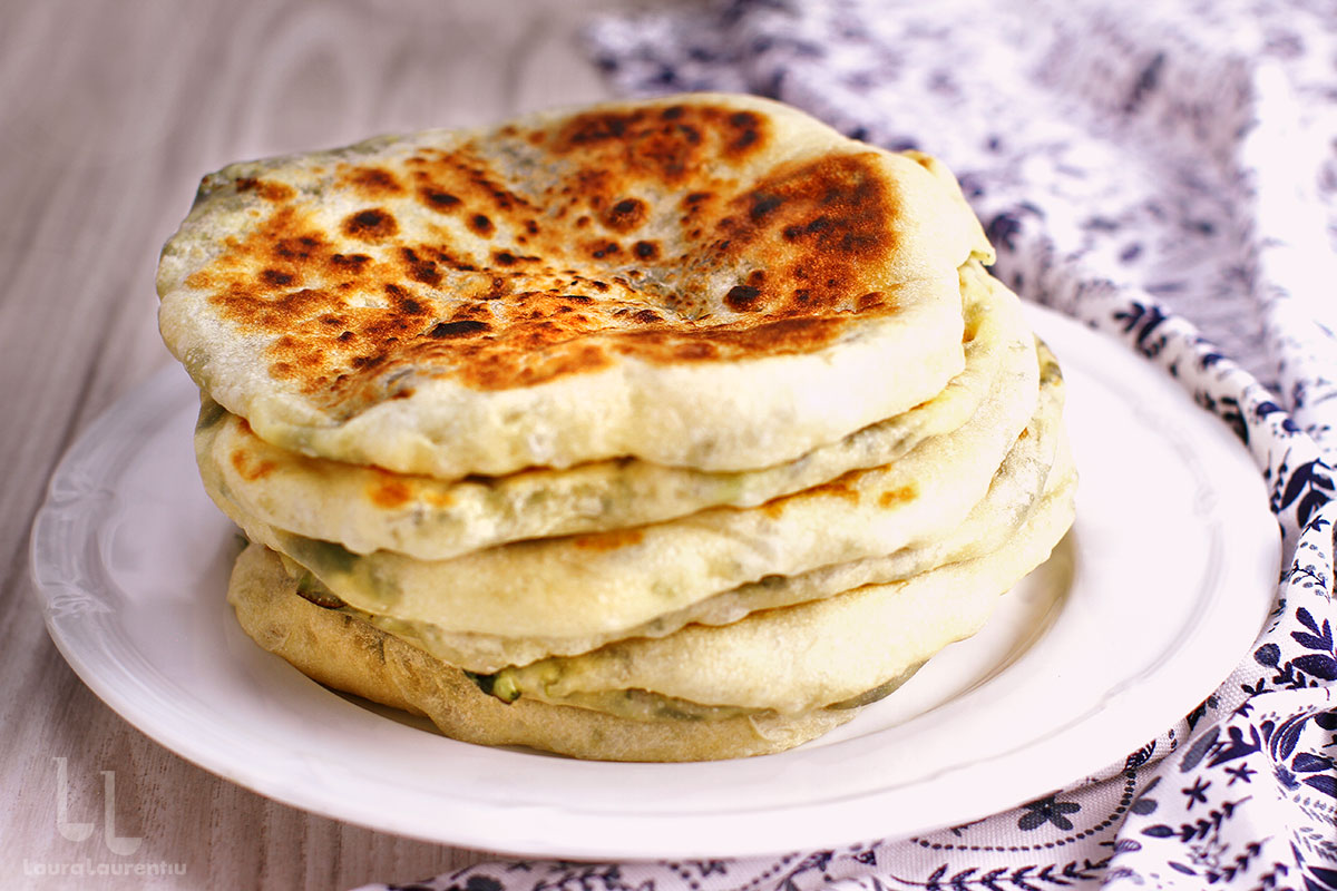 Slané koláče se sýrem a baby špenátem - VařímeDobroty.cz