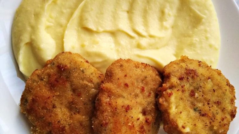 Obrácený vepřový řízek s bramborovým salátem - VařímeDobroty.cz