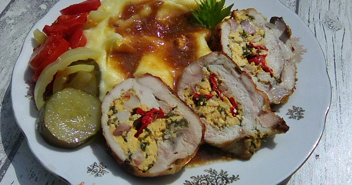 Kuřecí roláda s míchanými vejci, pažitkou a slaninou - VařímeDobroty.cz