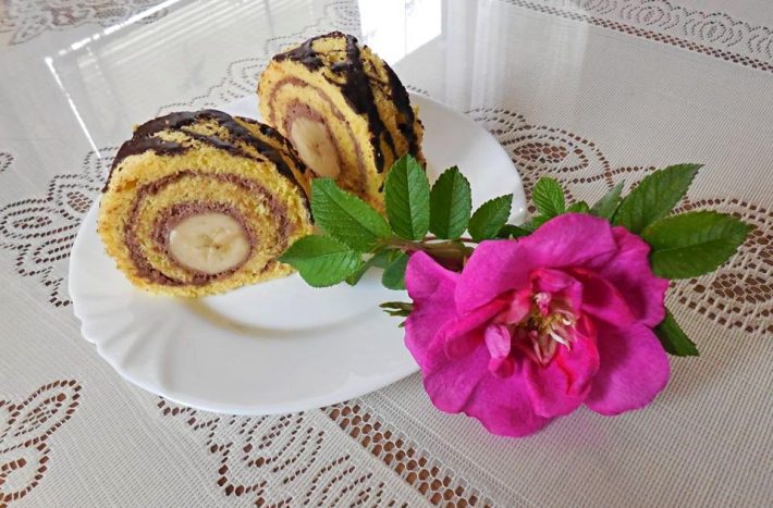 Banánová roláda s pařížskou šlehačkou - VařímeDobroty.cz