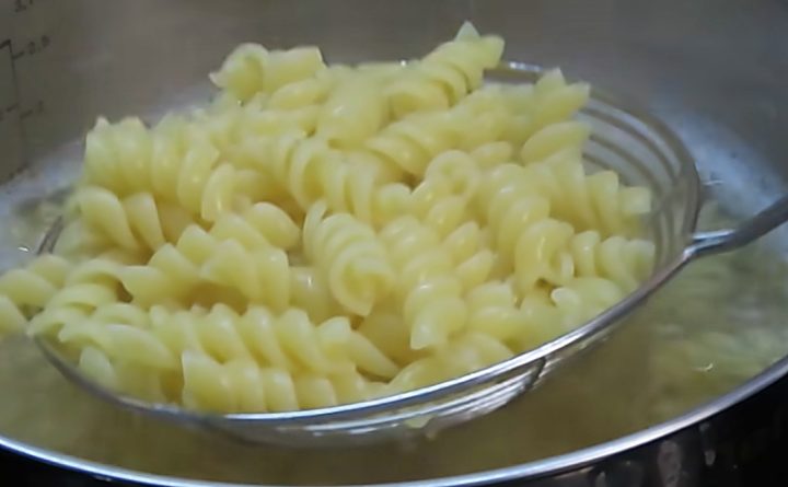 Lehký těstovinový salát s tuňákem, zeleninou a dresinkem - VařímeDobroty.cz