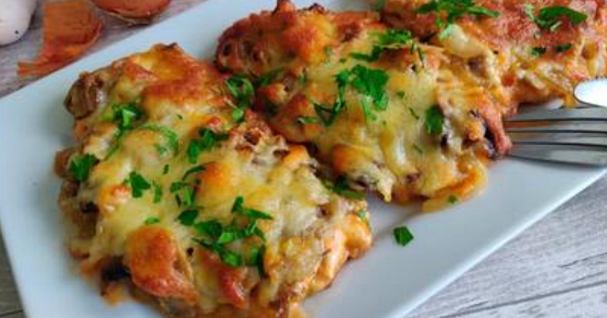 Zapečená vepřová kotleta s houbami a sýrovou krustou - VařímeDobroty.cz