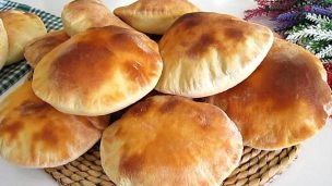 Kynuté arabské chlebové placky pita pečené na pánvi - VařímeDobroty.cz