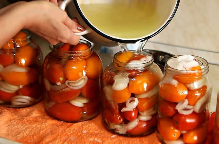 Zavařená rajčata s cibulí bez sterilace - VařímeDobroty.cz