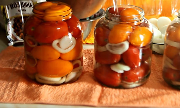 Zavařená rajčata s cibulí bez sterilace - VařímeDobroty.cz