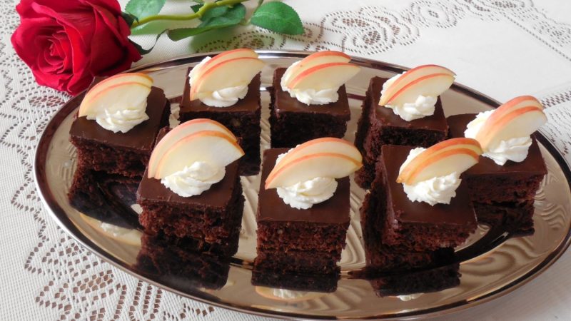 12 receptů na jablečné moučníky a dezerty - VařímeDobroty.cz