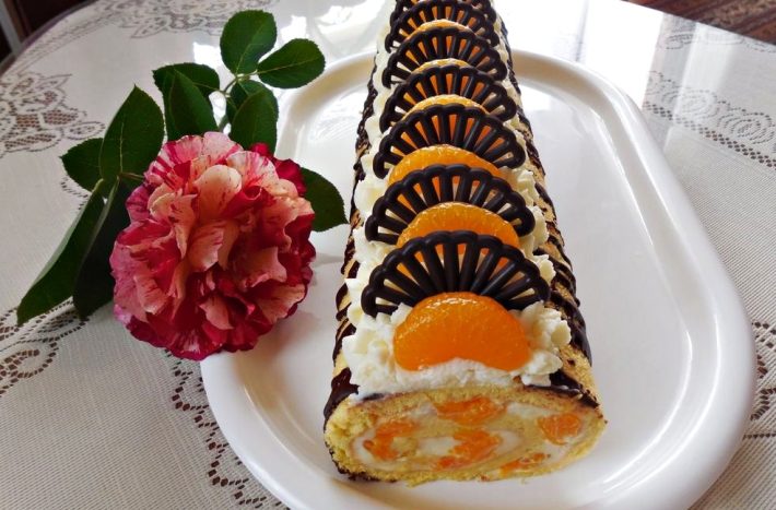 Piškotová roláda s mandarinkami a šlehačkou - VařímeDobroty.cz
