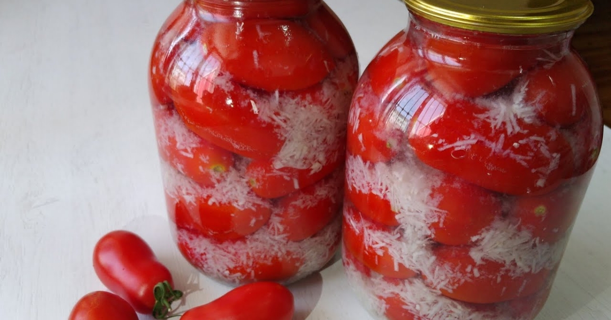 Jednoduchá nakládaná rajčata s česnekem - VařímeDobroty.cz