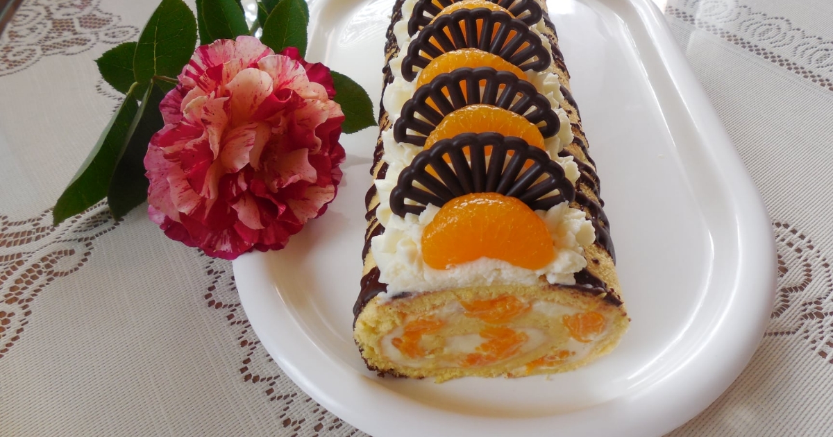 Piškotová roláda s mandarinkami a šlehačkou - VařímeDobroty.cz