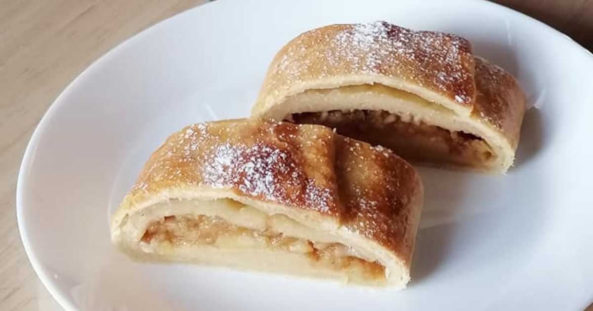 Jablečný štrúdl z jednoduchého těsta - VařímeDobroty.cz