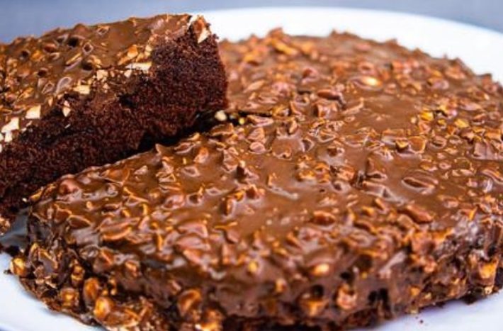 Snickers koláč z mikrovlnné trouby - VařímeDobroty.cz