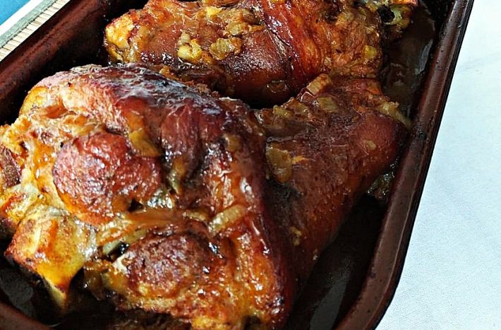 Pečené vepřové koleno - VařímeDobroty.cz