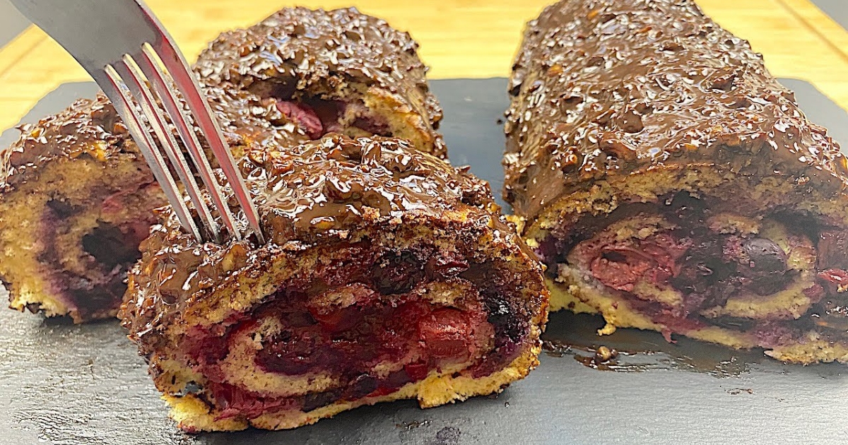 Piškotová roláda s ovocem podle rakouského receptu - VařímeDobroty.cz