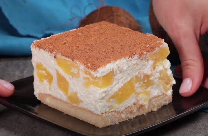 Dva nepečené dorty z kompotovaného ovoce a piškotů - VařímeDobroty.cz