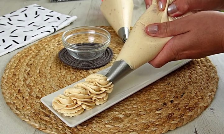 Karamelový máslový krém na cukroví - VařímeDobroty.cz