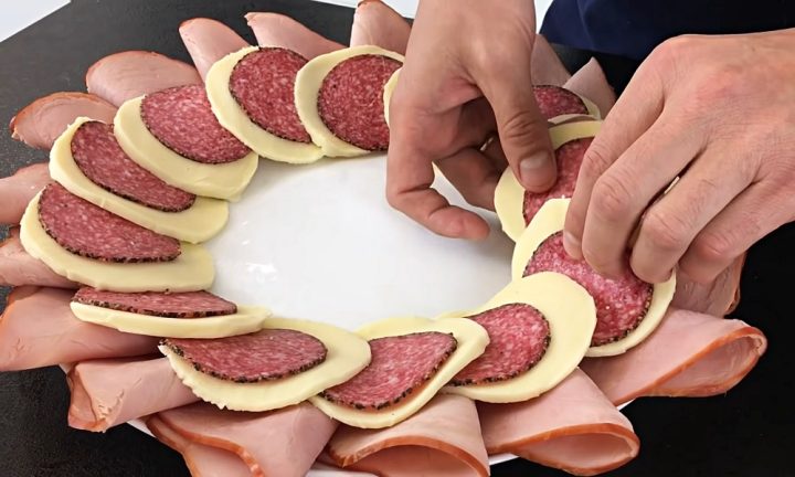 Slavnostní obložený talíř s uzeninou a sýrem - VařímeDobroty.cz