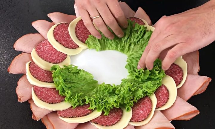 Slavnostní obložený talíř s uzeninou a sýrem - VařímeDobroty.cz