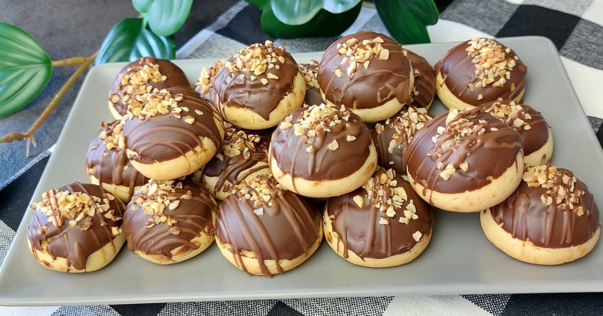 Polomáčené sušenky s čokoládou a mandlemi - VařímeDobroty.cz