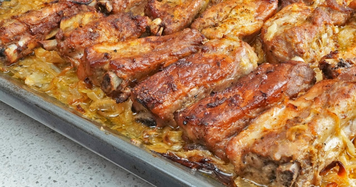 Vepřová žebra na zelných listech a rozmarýnové brambory - VařímeDobroty.cz