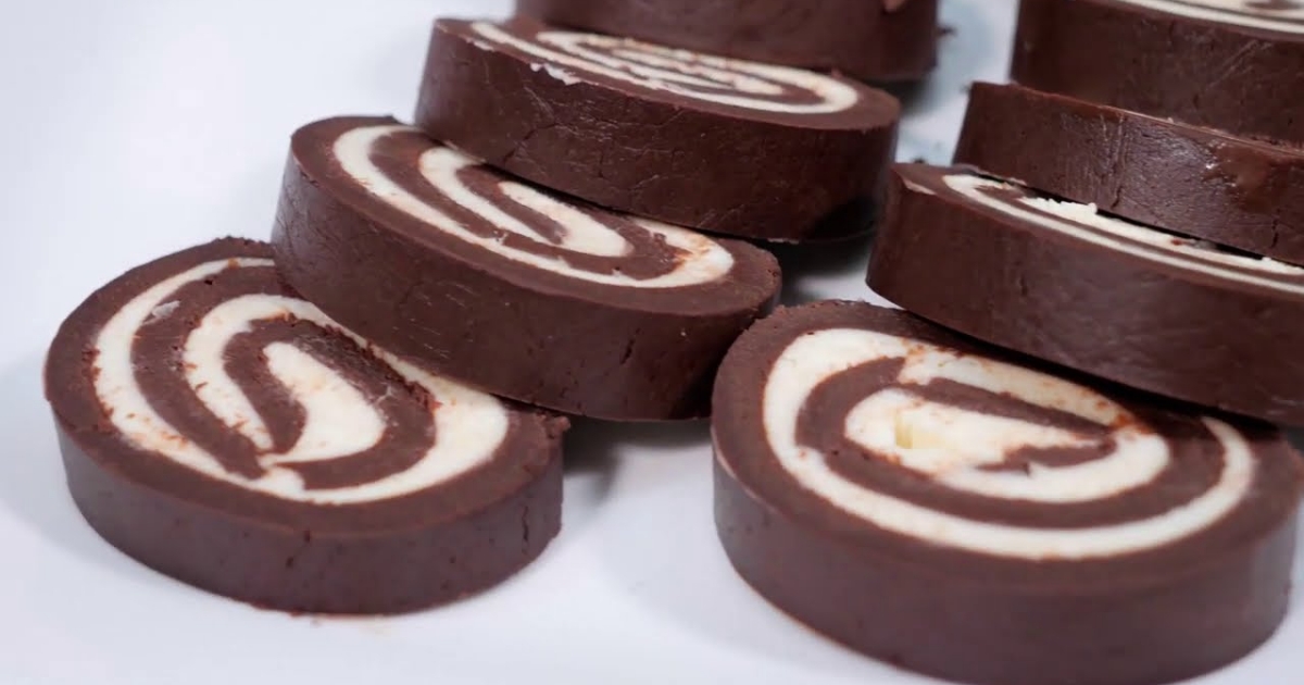 Nepečená kakaová roláda se smetanovým krémem - VařímeDobroty.cz