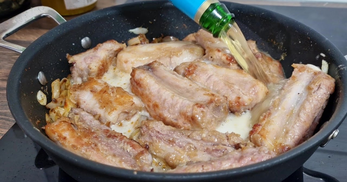 Vepřová žebra s cibulí v pivní omáčce - VařímeDobroty.cz