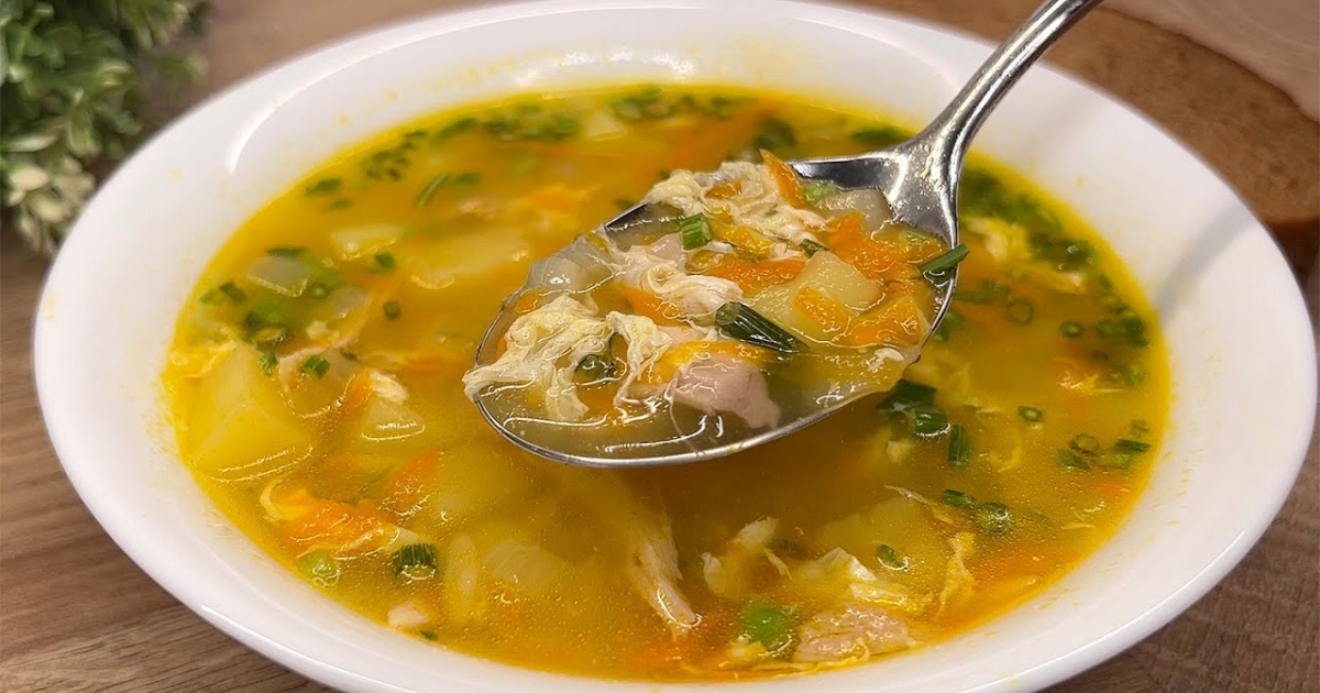 Kuřecí polévka s bramborem a vejcem - VařímeDobroty.cz