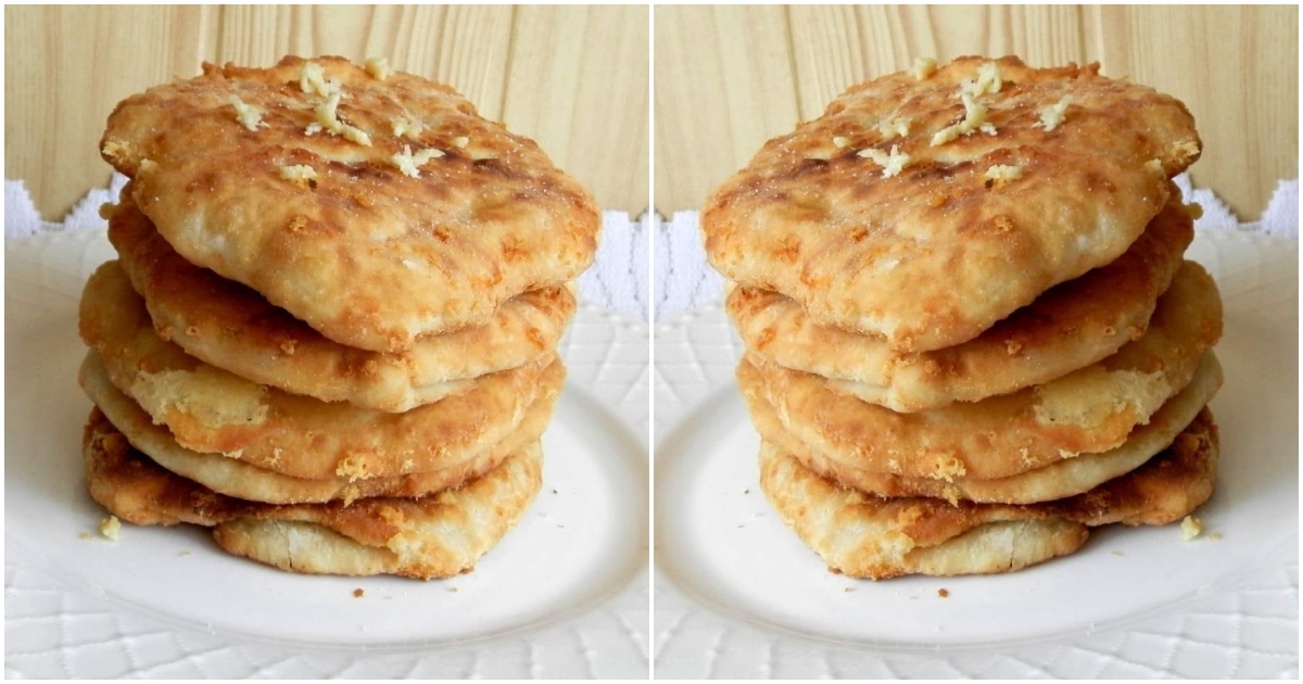 Smažené sýrové placky s česnekem - VařímeDobroty.cz
