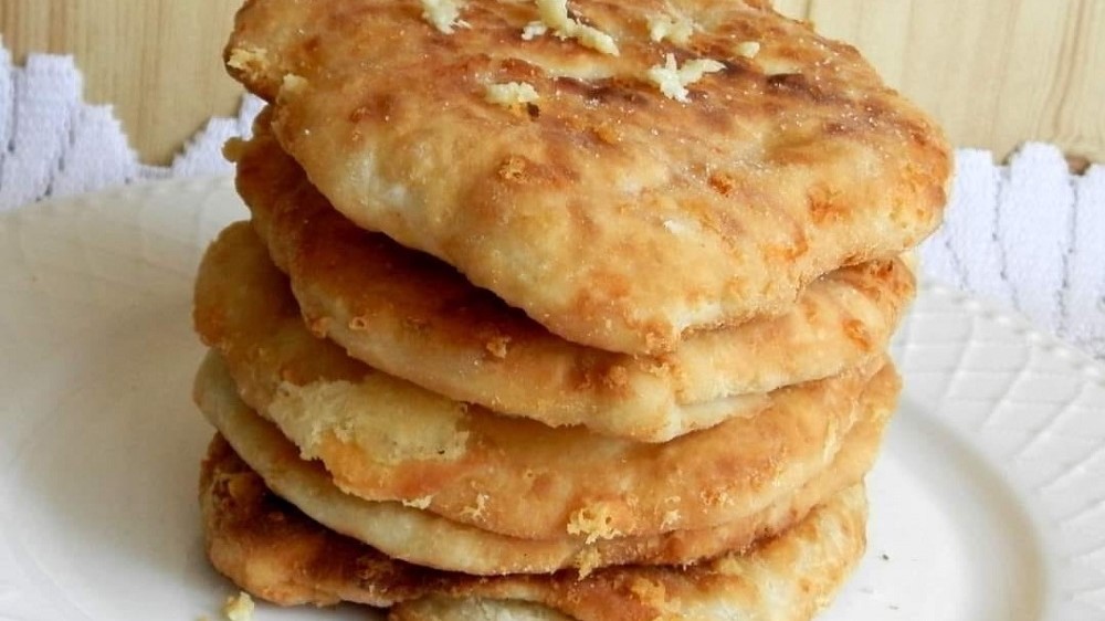 Jednoduché nadýchané kynuté placky plněné restovaným zelím ...