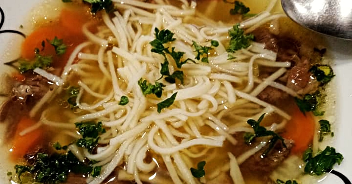 Hovězí vývar s domácími nudlemi - VařímeDobroty.cz