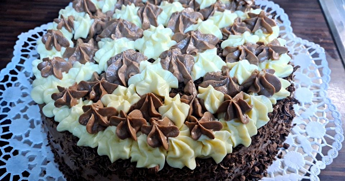 Piškotový dort s vanilkovo-nutellovým krémem - VařímeDobroty.cz