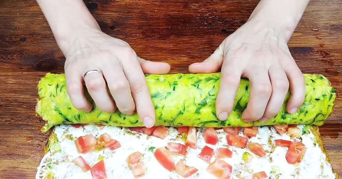 Cuketová roláda se smetanou a rajčaty - VařímeDobroty.cz