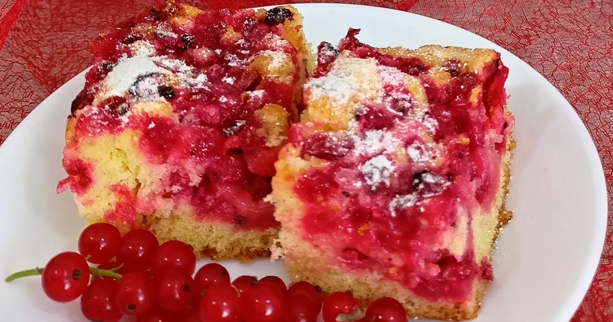 Rybízová buchta z rychlého litého těsta - VařímeDobroty.cz