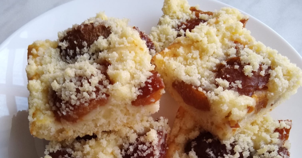 Jogurtový koláč s meruňkami a drobenkou - VařímeDobroty.cz