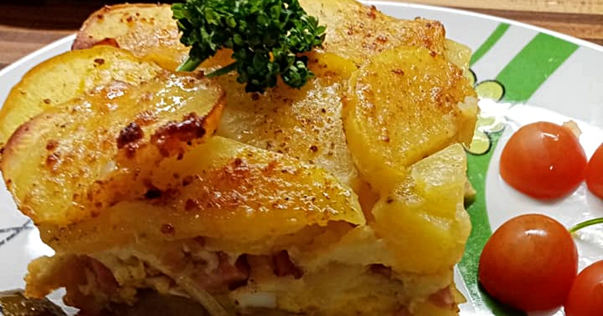 Zapečené brambory s vejci, uzeninou a cibulí - VařímeDobroty.cz