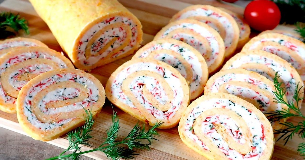 Slaná roláda s krabími tyčinkami a koprem - VařímeDobroty.cz