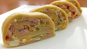 Slaná roláda z taveného sýra - VařímeDobroty.cz