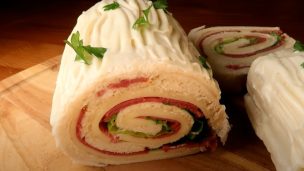 Slaná roláda z taveného sýra - VařímeDobroty.cz