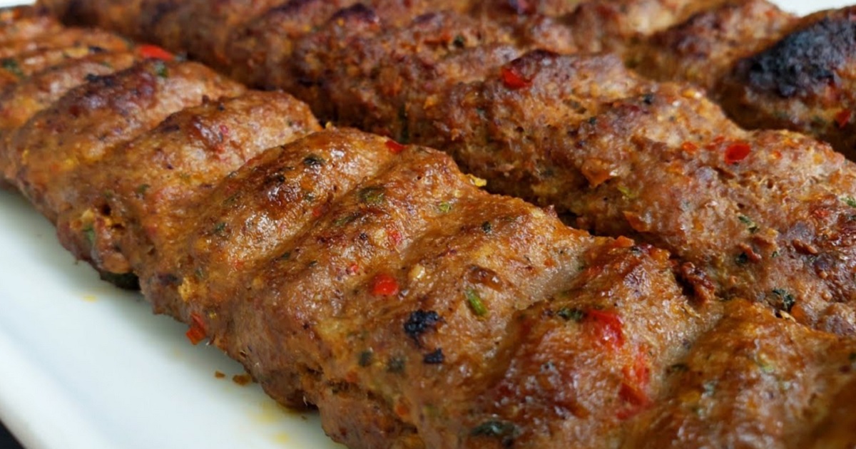 Turecký kebab se zeleninovým salátem – VařímeDobroty.cz