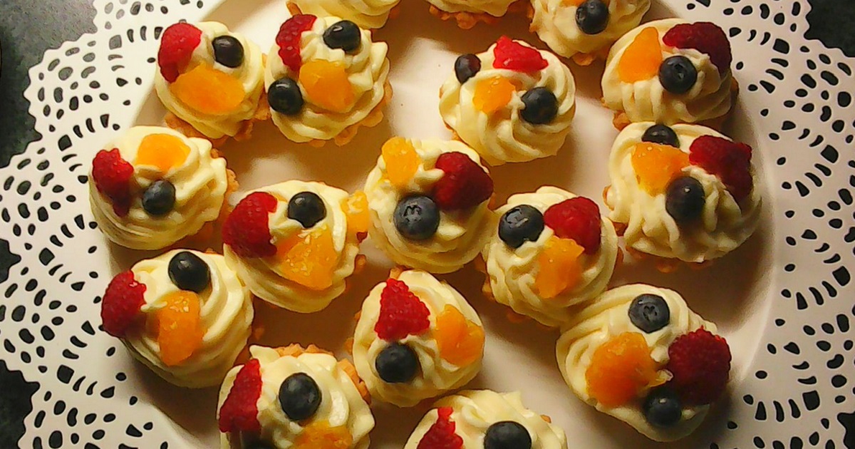 Linecké košíčky s krémem a ovocem – VařímeDobroty.cz