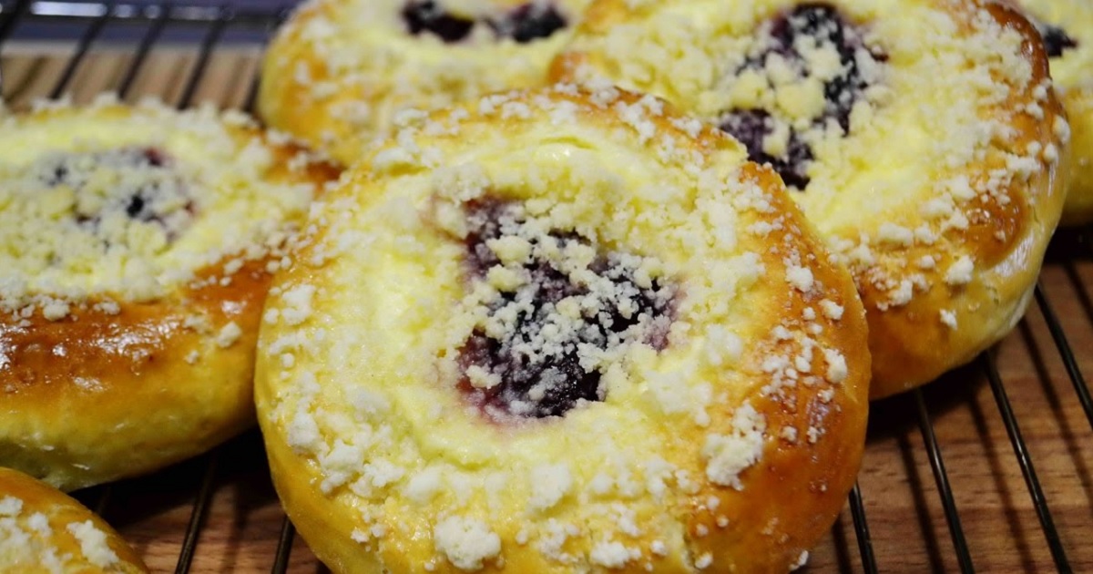 Koláčky s tvarohem, třešněmi a drobenkou – VařímeDobroty.cz